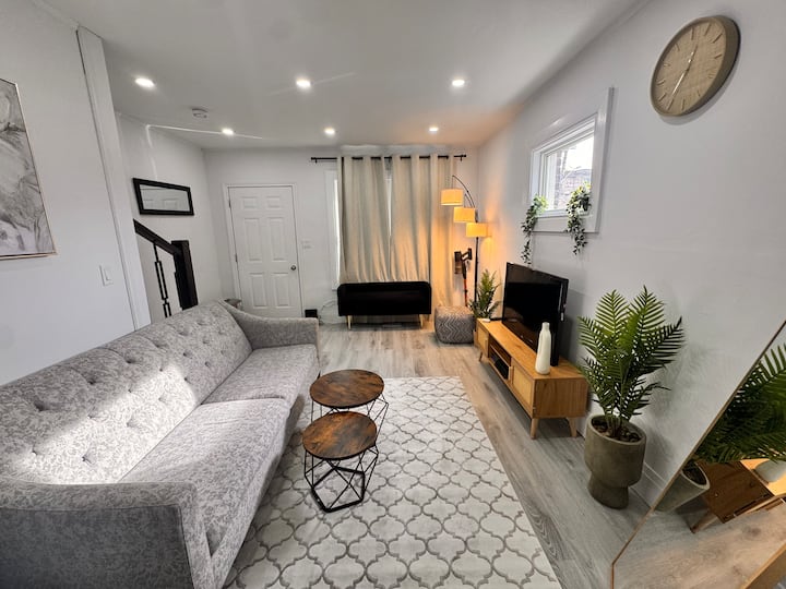Cute & Charming 3br Duplex Home With Free Parking - Windsor, ON, Canada