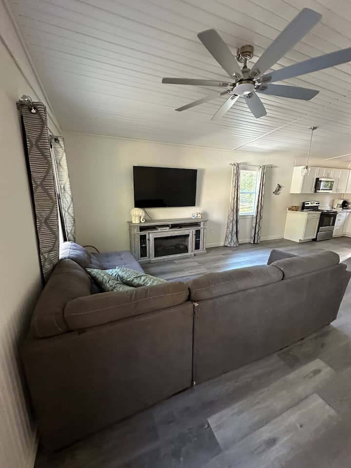 The Pines Retreat - Rustic Modern Camp With Wifi - Louisiana Renaissance Festival