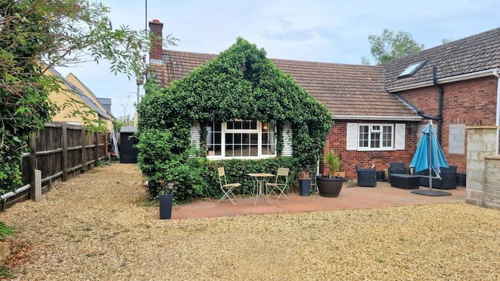 Cosy 2 Bedroom Bungalow - Bourne