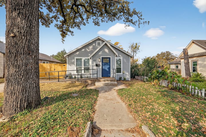 Walk To Stadium! Cozy 2br Home - Historic District - Arlington, TX
