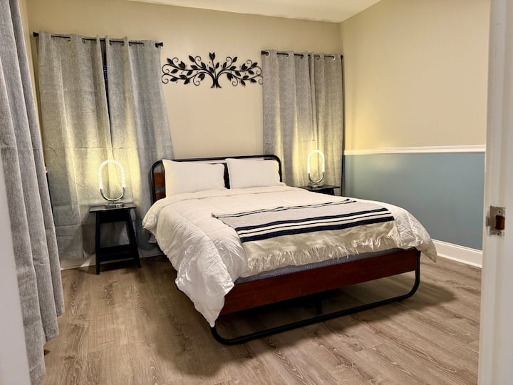 Peaceful First-floor Stay– Huge Peacefull Backyard - Rochester, NY