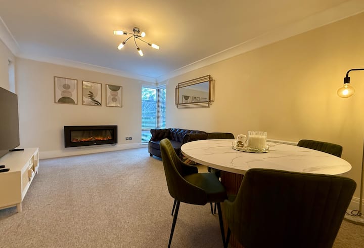 Riverside City-centre Apartment With Parking - York