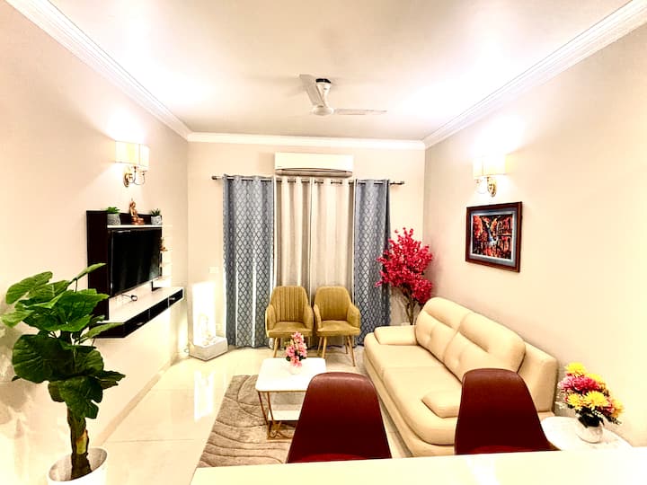 Serene Homes Pool View-central Park Flower Valley - Gurugram