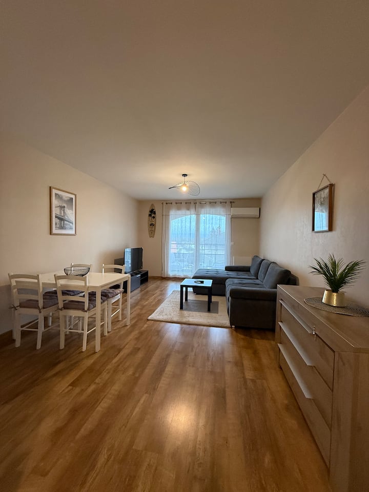 Bel Appartement Climatisé, 2 Chambres, Balcon - Pérouges