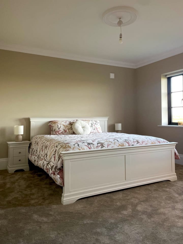 Large Modern Home Beside Hotel, Spa & Golf Resort - Tullow