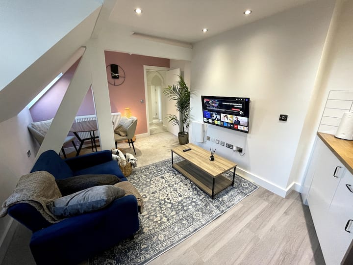 Warm & Modern Leeds Apartment | Super Central - Leeds
