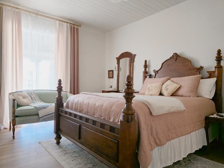 Charming Historic First Floor Retreat For Couples - West Hartford, CT