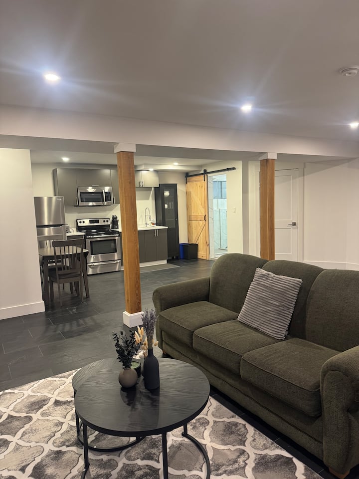 Cozy Modern Bachelor Suite • Sproat Lake - Port Alberni