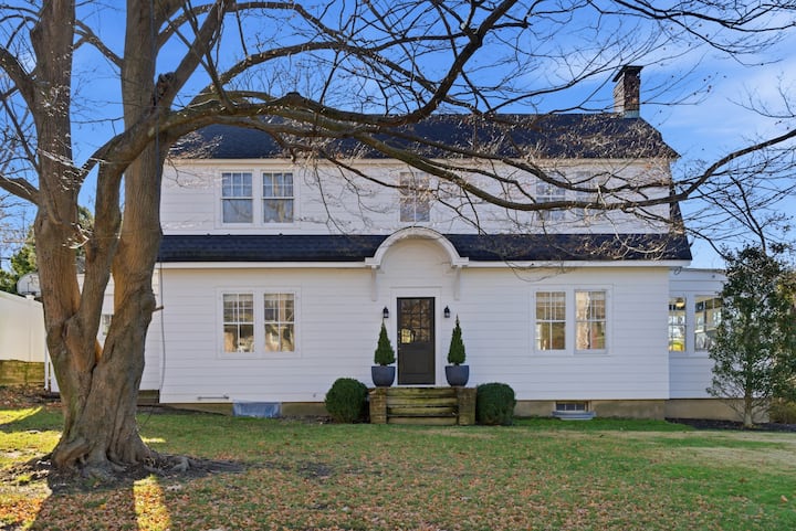 Vintage Colonial Near The Harbour - Woodbury, NY