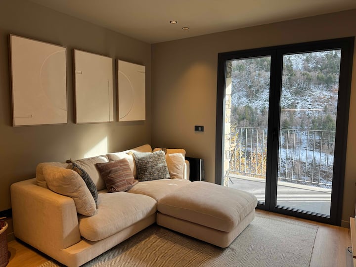 Mountain-edge Apartment, 2 Min Drive To Ski Resort - Andorra