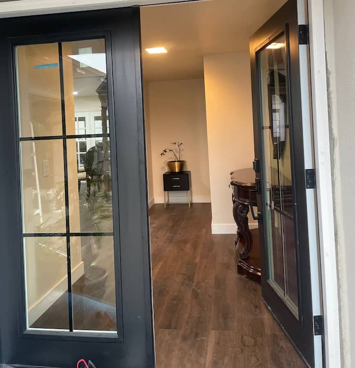 Cozy & Warm Home Retreat (5 Bed + 2 Bath) - Thousand Oaks, CA