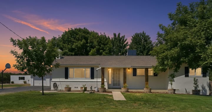 Farmhouse Retreat - Lemoore/surf Ranch -3br/2ba - Water Slide, Lemoore Station