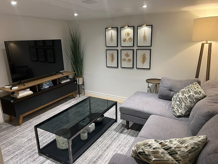 Serene Designer Basement Suite In Riverdale - Toronto