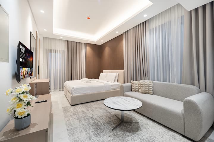 Modern Studio | Pool, Gym & Balcony – Jvt - Dubai