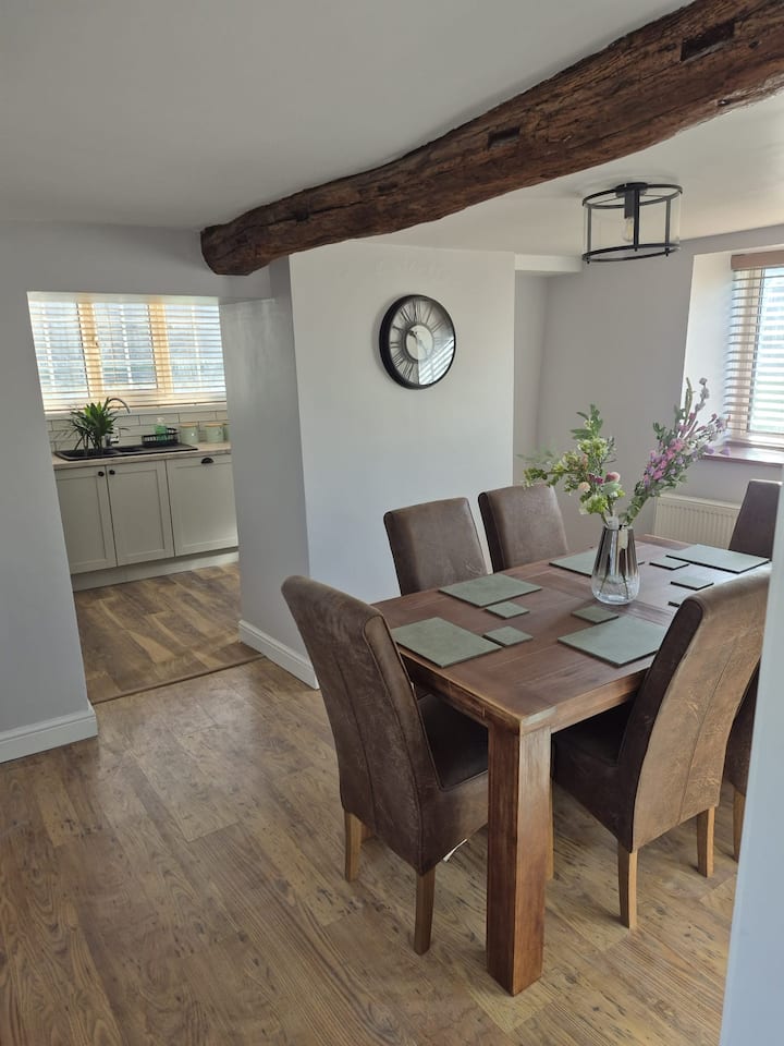 3 Bed Detatched Cottage With Onsite Parking. - Rotherham