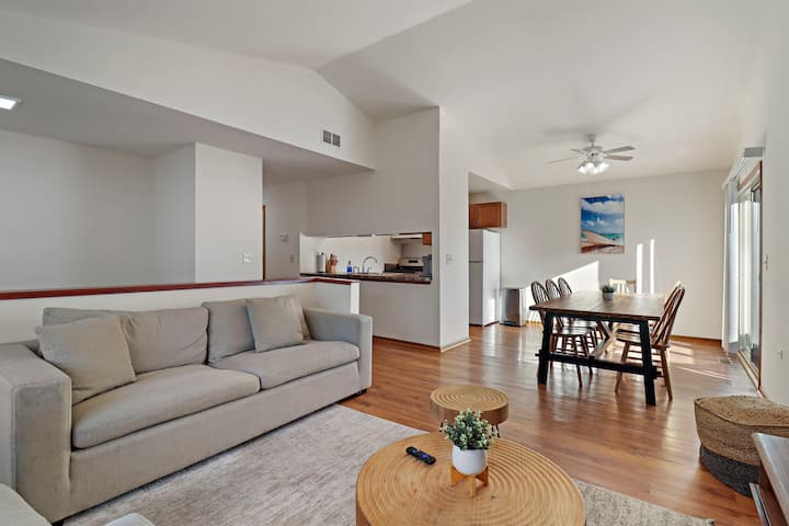 Modern 6br 2bth Home Libertyville • Near Navy Base - Libertyville, IL