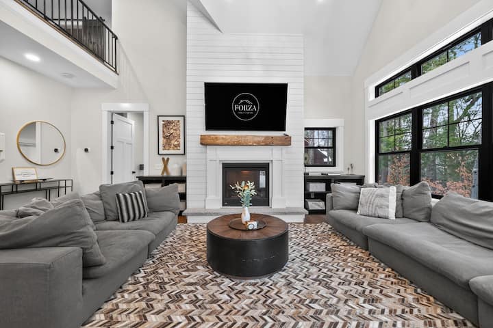 New Luxury Ski-in/out, Hottub, Game Room & Firepit - New Hampshire