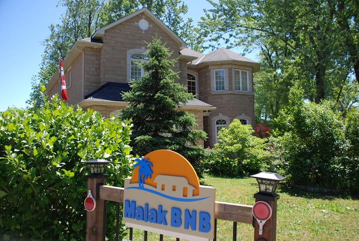 Spacious Two. Bedroom Lower Suite-side Entrance - Fort Erie