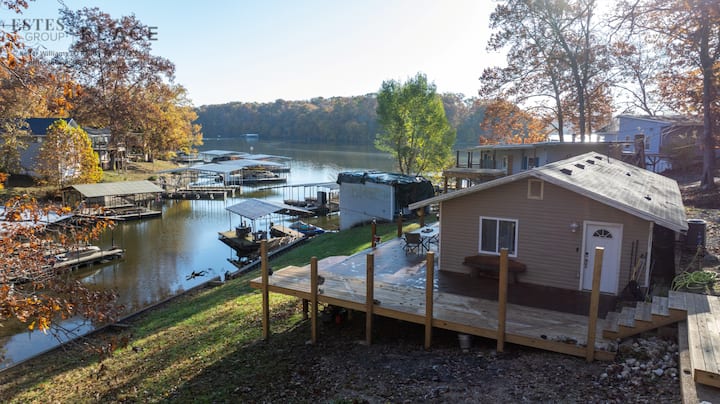 Cozy Waterfront Loto Retreat B/b • Deck• Dock •Spa - Gravois Mills, MO
