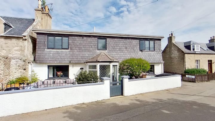 Pet Friendly Cosy 3 Bed Cottage Next To The Sea - Nairn