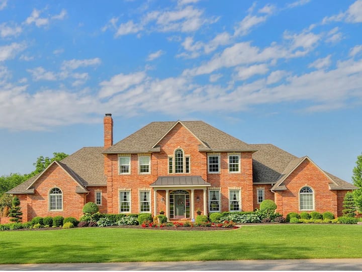 Full Apartment For Sports Enthusiasts! - Shawnee, KS