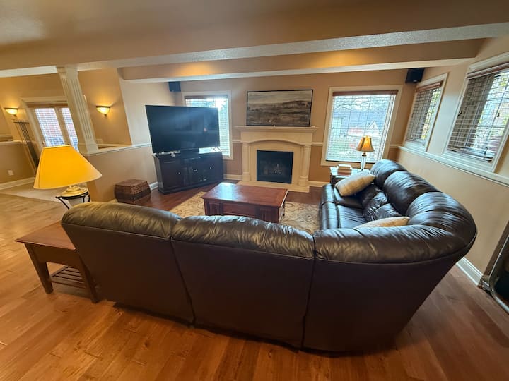 Full Apartment For Sports Enthusiasts! - Shawnee, KS
