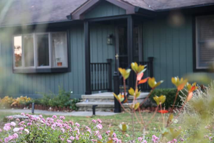 Larkspire By The Lake. Modern Family Nature Escape - Hudson, NY