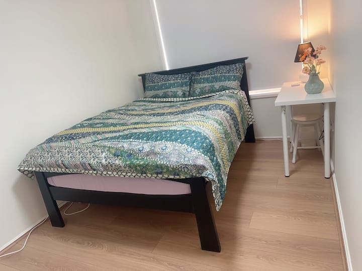 Private Room (6) In Elderslie (Next To Camden) - Camden