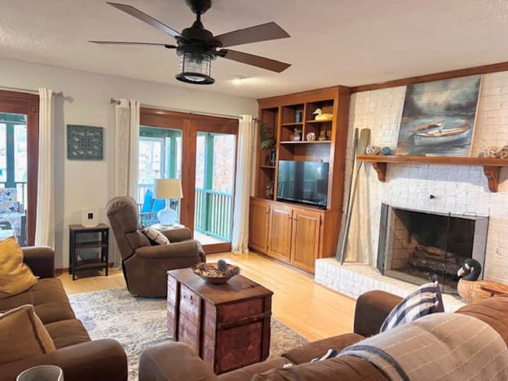 Serene Lake Front, Deep Water, Boat Lift, Fire Pit - Lake Gaston