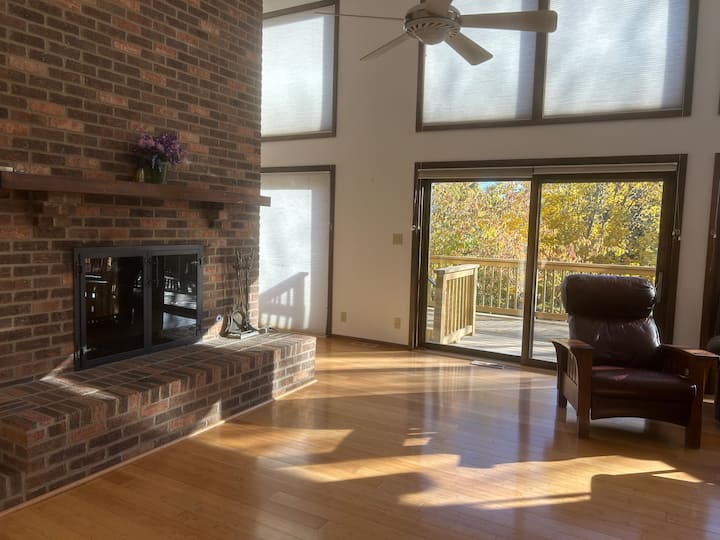Fully Appointed Mid-century Modern Retreat! - DeKalb, IL