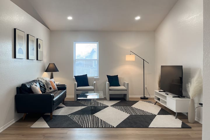 Modern 4br Home With Office, Fire Pit & Large Yard - Andover