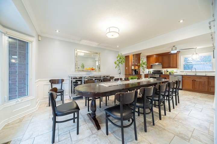 14 Seat Dinning Spacious 5 Bed | 1-min Westmount - London