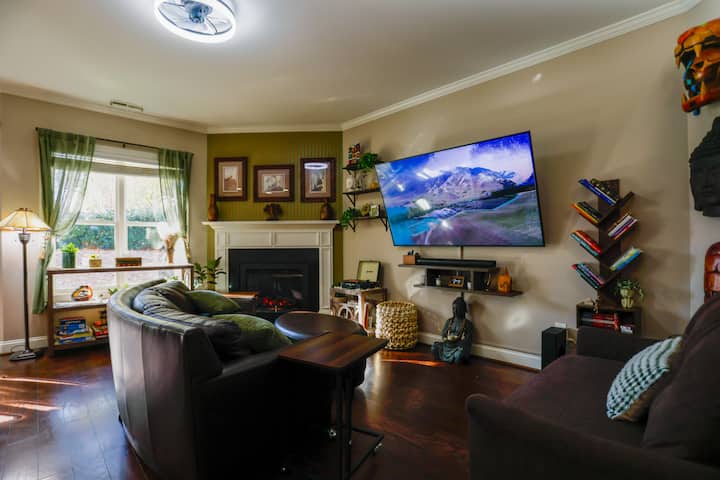 3br Sleeps 10 W/king Beds, Patio Art & Central - Raleigh, NC