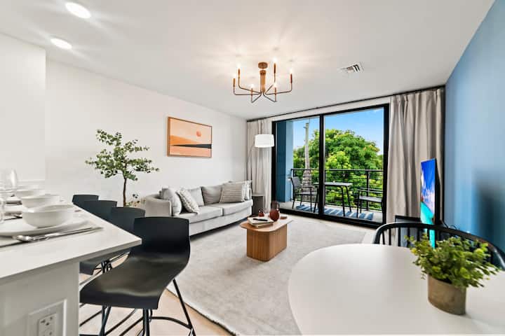 {Sunset Suite} No Fees ~Beach ~ Pool ~Free Parking - Hollywood, FL