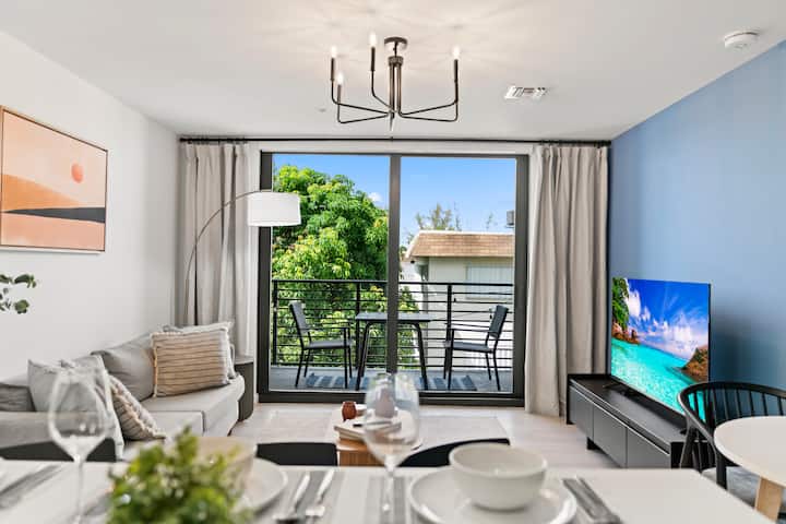 {Sunset Suite} No Fees ~Beach ~ Pool ~Free Parking - Hollywood, FL