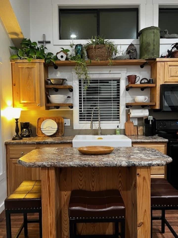 The Dog House (Tiny House Perfect For Him Or Her) - Ada, OK