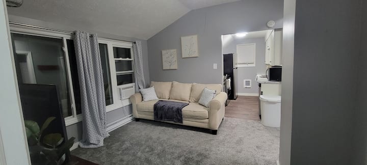 Cozy 2-bedroom Apartment - Downtown Benson - Omaha, NE
