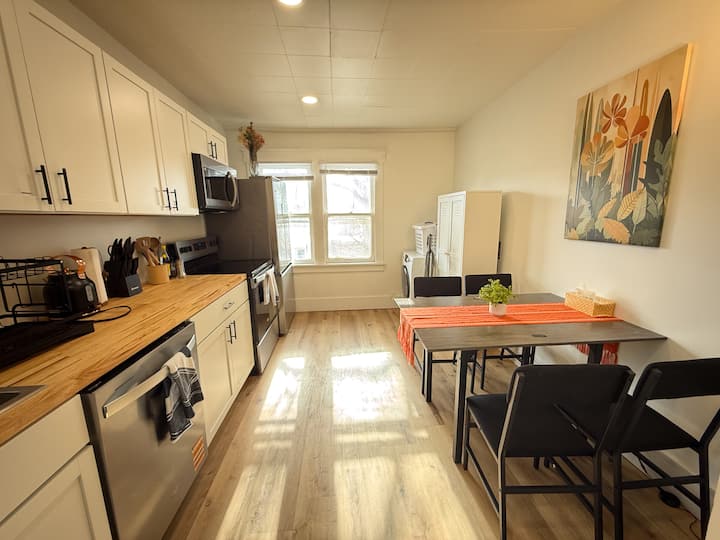 Charming & Sunlit Apt Next To Bus Stop/uiuc/carle - Urbana, IL