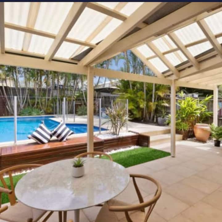 Northern Beaches Home - Ideal For Mature Couple - Narrabeen