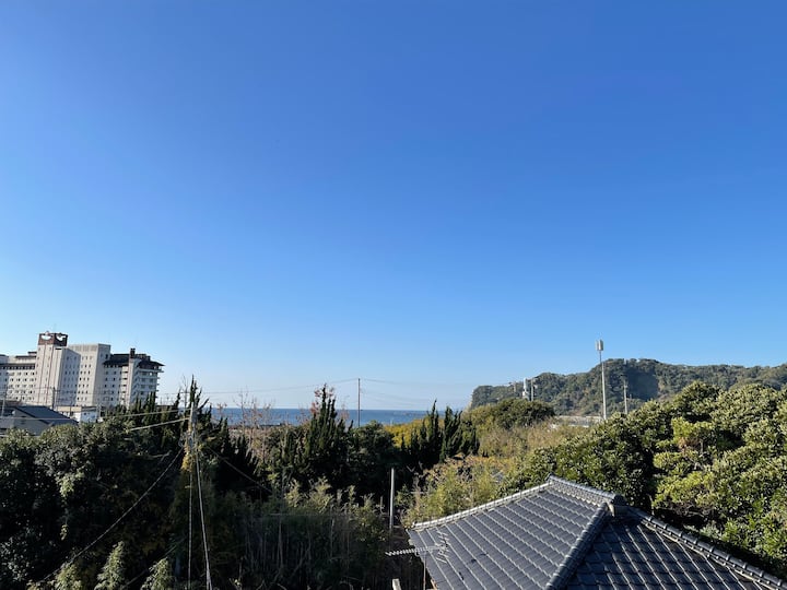 ベランダーで眺め内浦湾景色は最高です。潮騒リズムでぐっすり眠りお休み。ファミリー・グループに最適。 - Katsuura