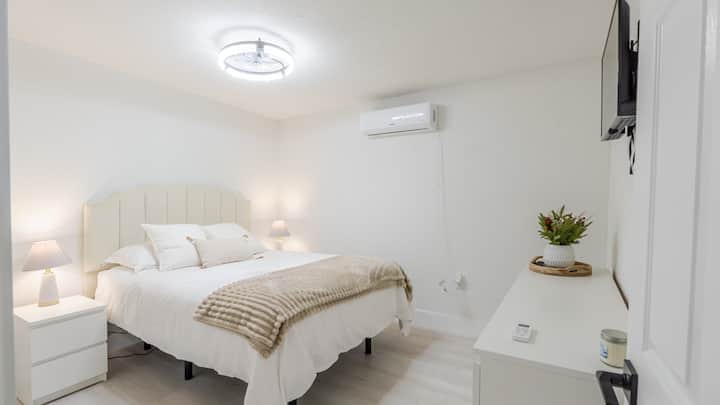 Florida Paradyse Ll | 5 Min Downtown | Cozy Modern - Fort Myers, FL