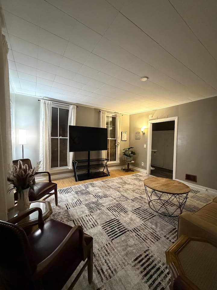 Spacious 2br Apt Near Downtown, Hospital & Ft Drum - Watertown, NY