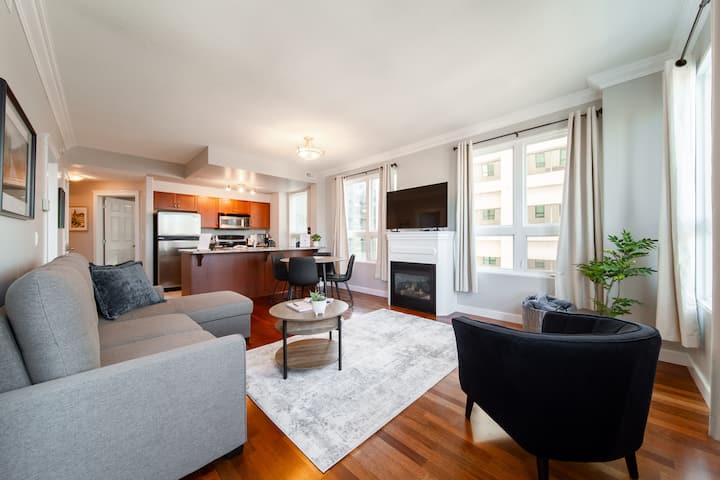 Chic Downtown Suite W/ Ac & Parking | Near Rogers - Edmonton