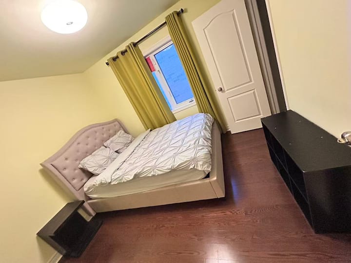 Aurora Cozy Master Bedroom W Bathroom Queen Bed #C - Newmarket