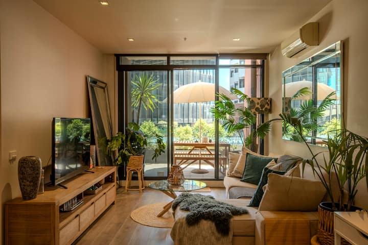 Stylish City Stay • Parking • Pool & Gym • Terrace - クレモルネ