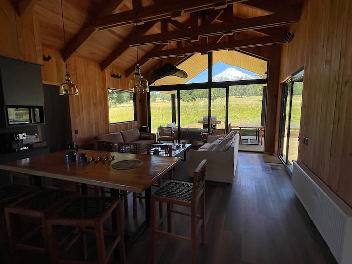 Casa Con Tinaja Y Piscina Con Vistas Volcán/ Lago - Chile