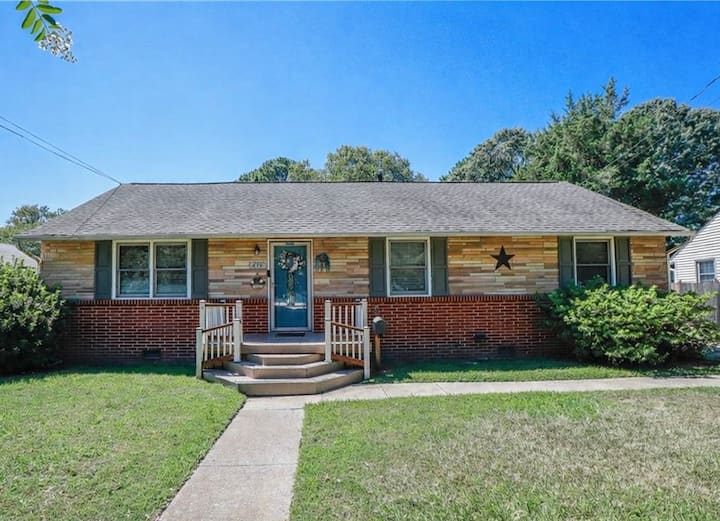 Luxestay | Modern Pool Retreat • Central & Safe - Newport News, VA