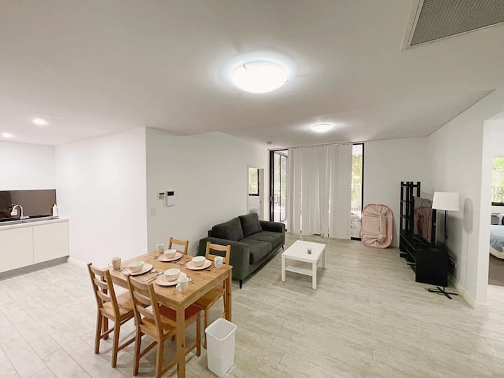 可提供车位!宽敞明亮两居室,交通便利,位置优越,近Green Square火车站 - Randwick