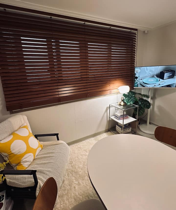 [신규특가]2호선 아현역/홍대, 광화문 /서울/4명/연박특가/ 공항버스/퀸침대2개/짐보관 - Séoul