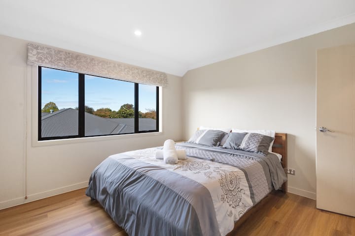 Modern Room W/ King Bed In Shared Home - Matamata